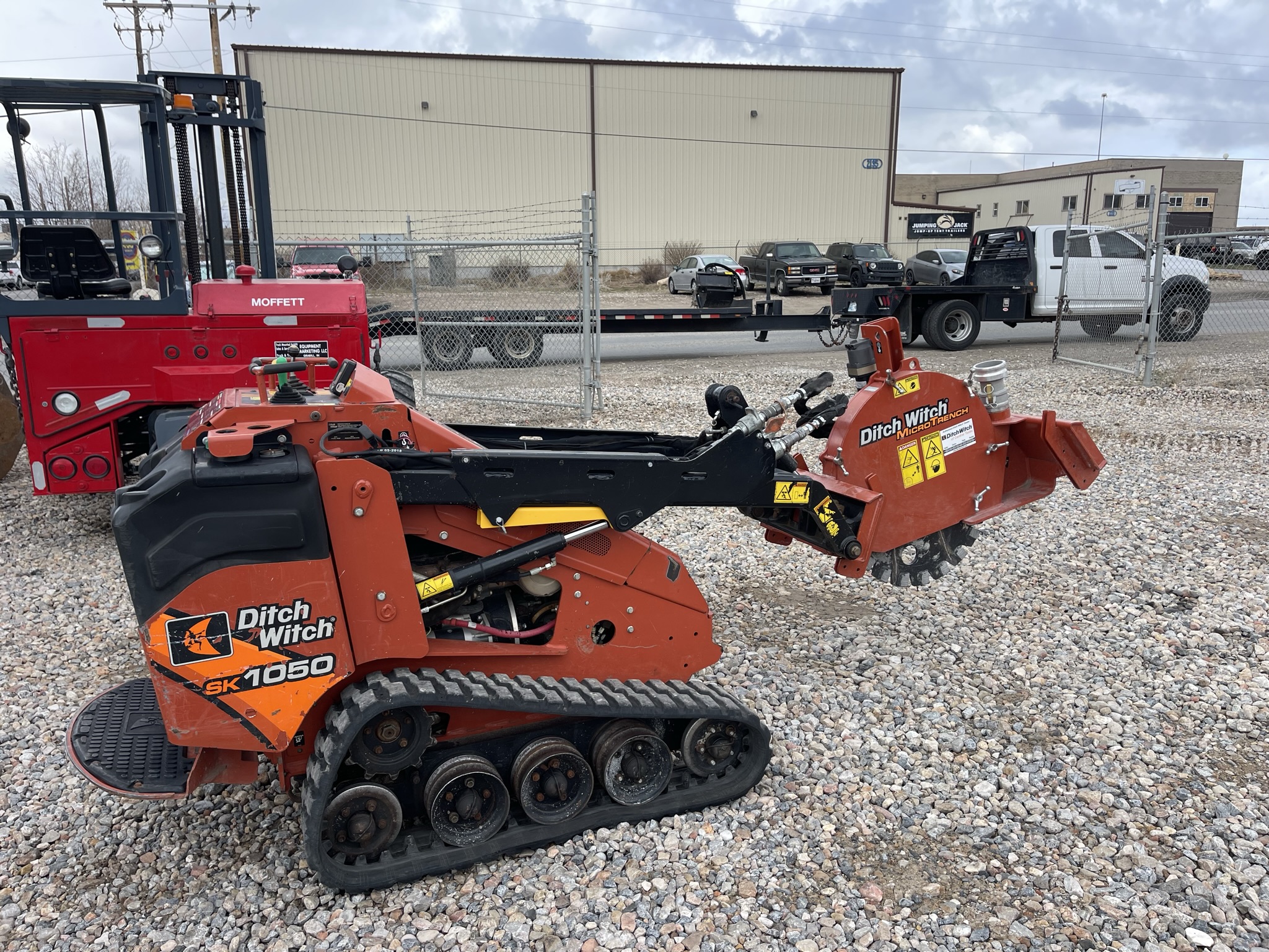 SK1050 RIDE ON TRAC MACHINE - Dogface Heavy Equipment Sales