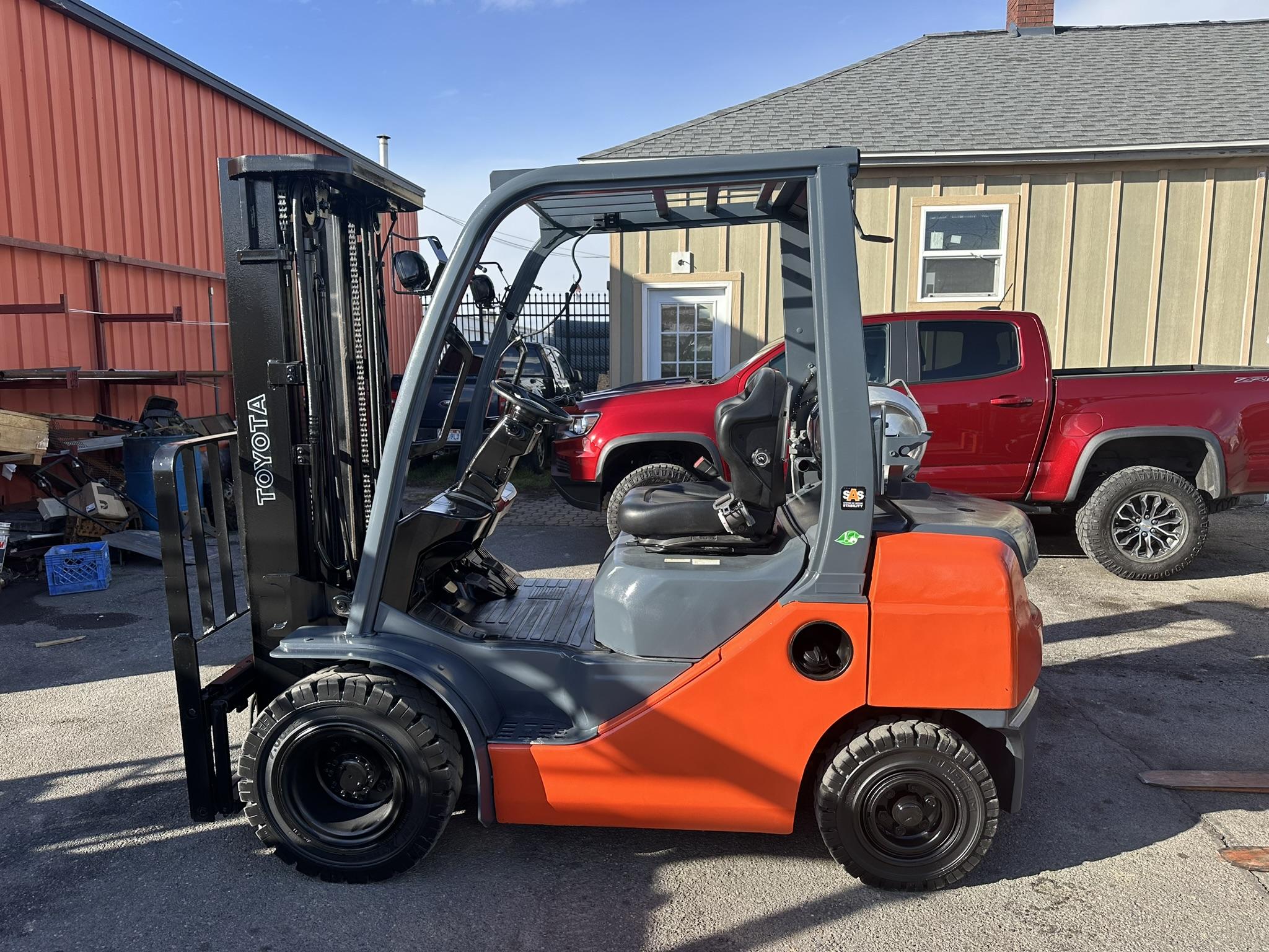 8FGU25 5,000 POUND FORKLIFT - Dogface Heavy Equipment Sales