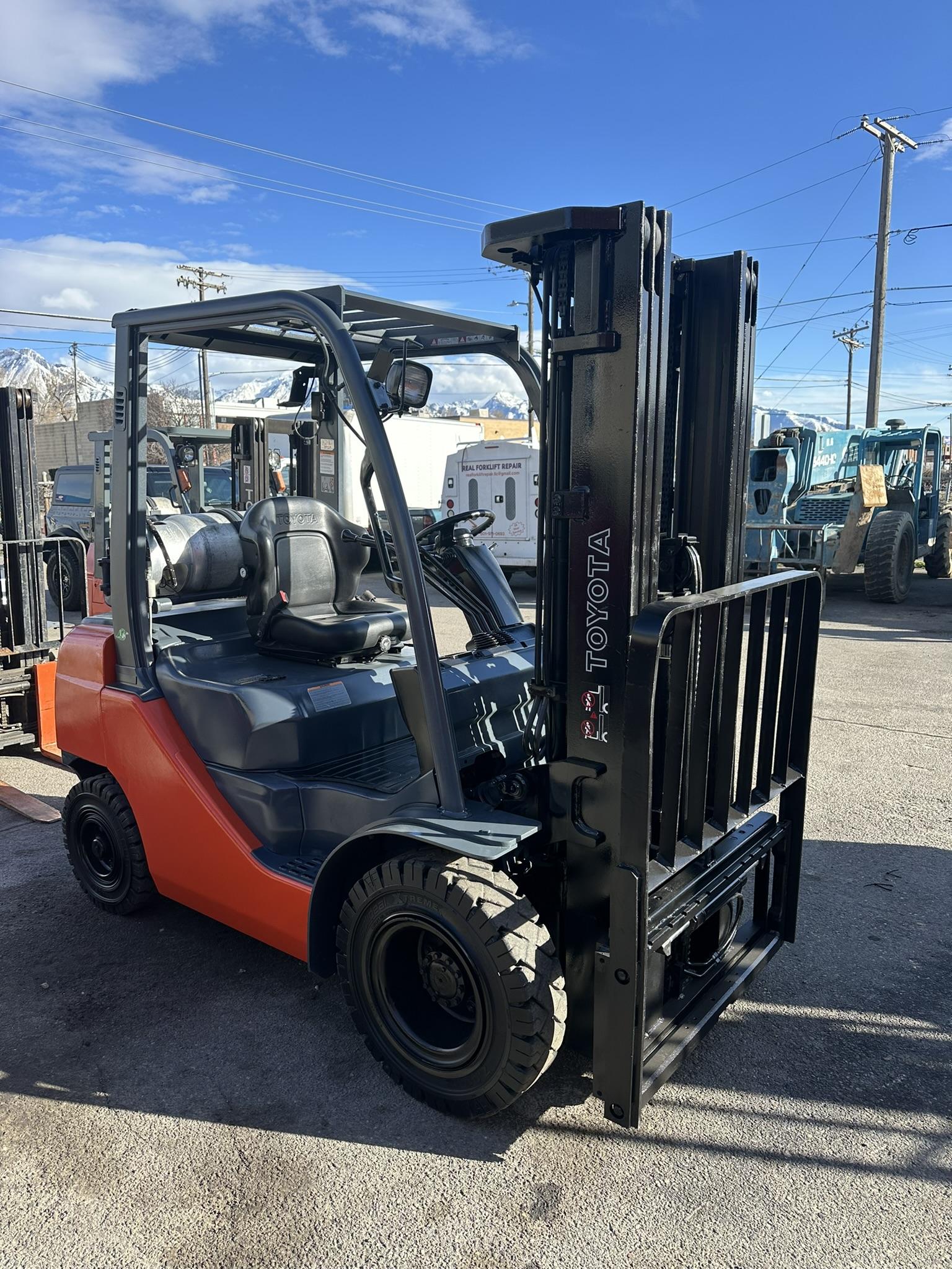 8FGU25 5,000 POUND FORKLIFT - Dogface Heavy Equipment Sales