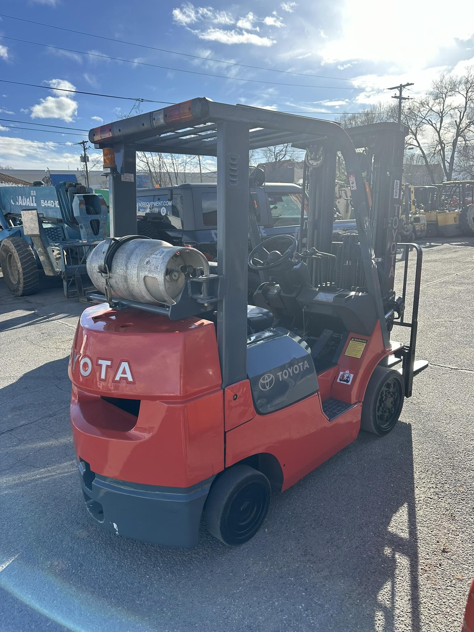 7FGCU25 5,000 POUND FORKLIFT - Dogface Heavy Equipment Sales